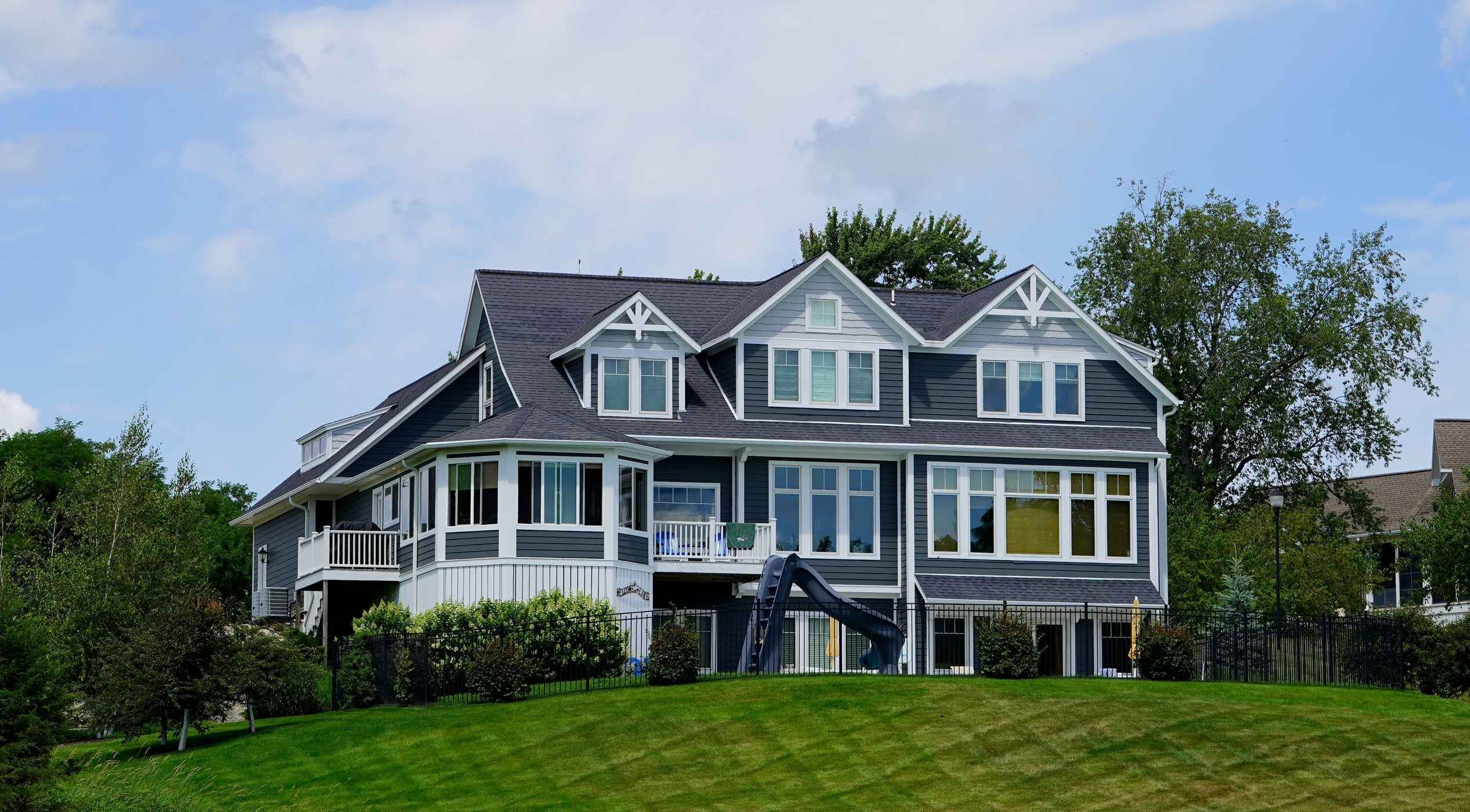 Top 12 Celebrities That Live in Wisconsin (2024) | PropertyClub