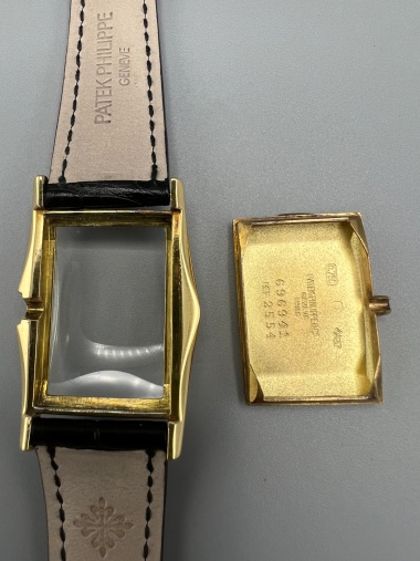 Patek Philippe - Patek Philippe's "manta ray" case