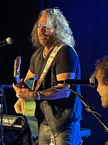 TimeOut - P15 takes in Kip Winger acoustic show