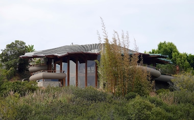 TimeOut - Funnel Roof House from another angle