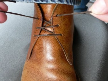 TimeOut - Berluti - How to tie up your laces 101