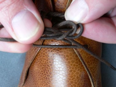 TimeOut - Berluti - How to tie up your laces 101