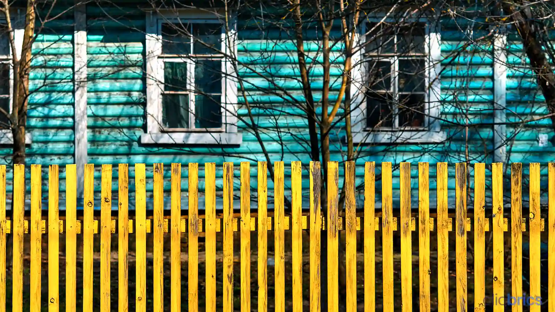 12 Gate Paint Colors for a Modern and Sleek Entrance