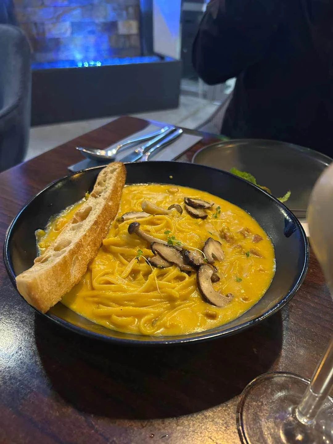 Kas & Poly at Metro Manila, Taguig