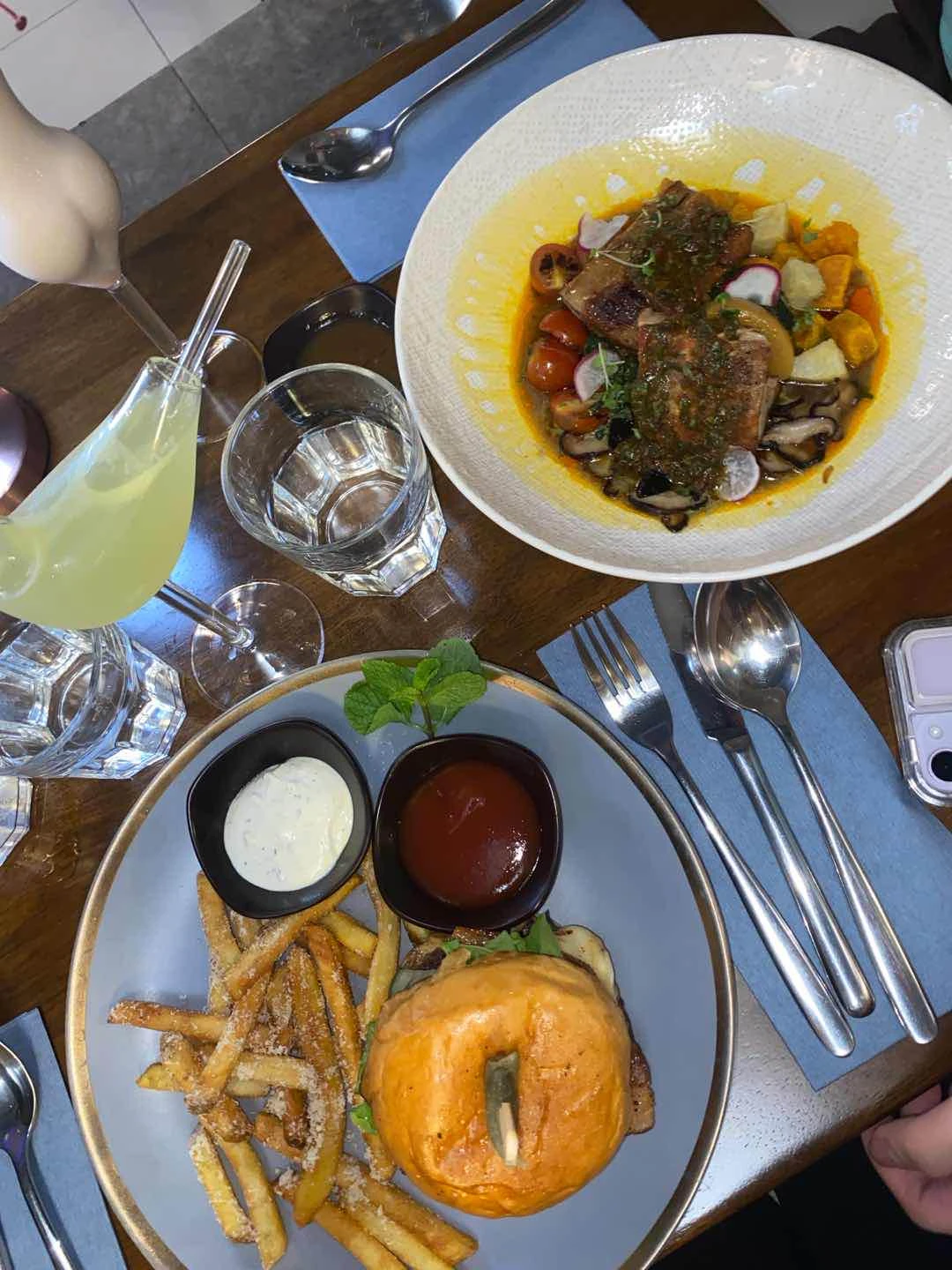 Kas & Poly at Metro Manila, Taguig