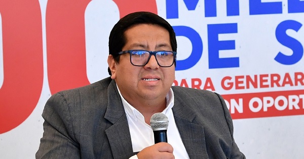 Alex Contreras: "Es importante que Boluarte salga del país y esté en ...