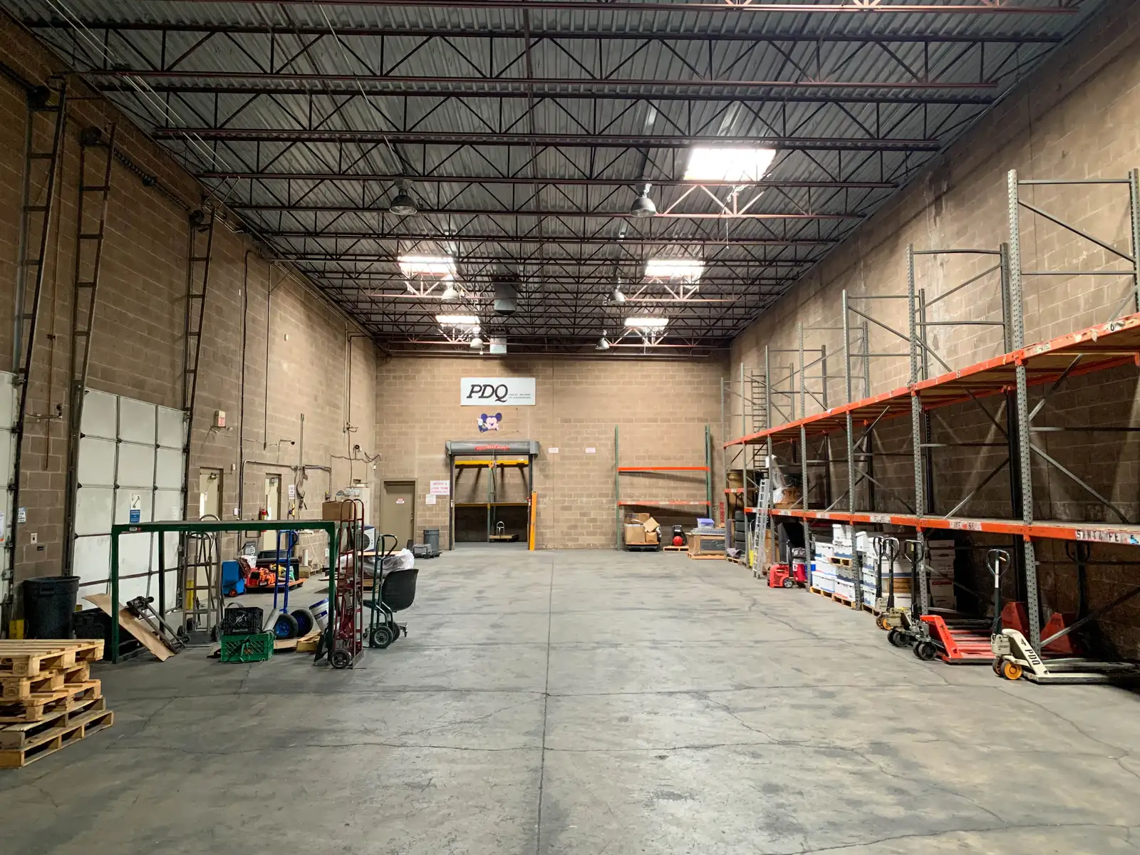 AIRPORT DISTRIBUTION/WAREHOUSE - Associate