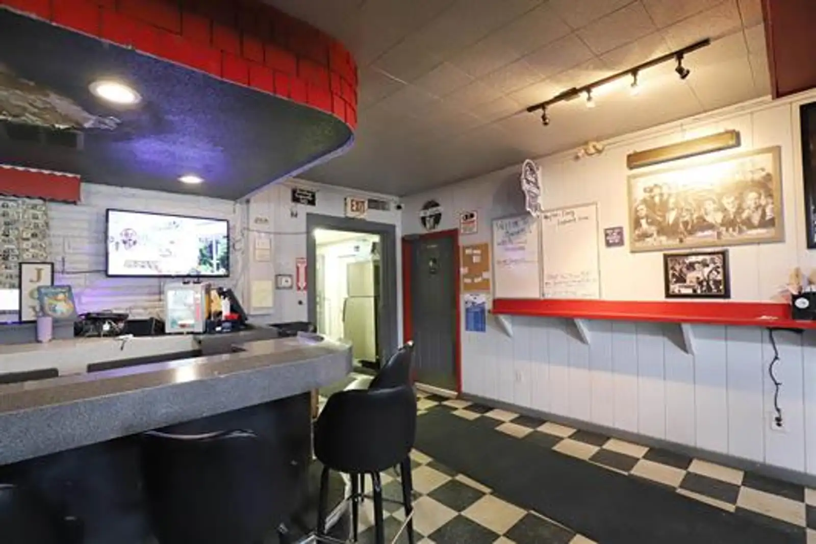 Mug Shotz Bar and Grill