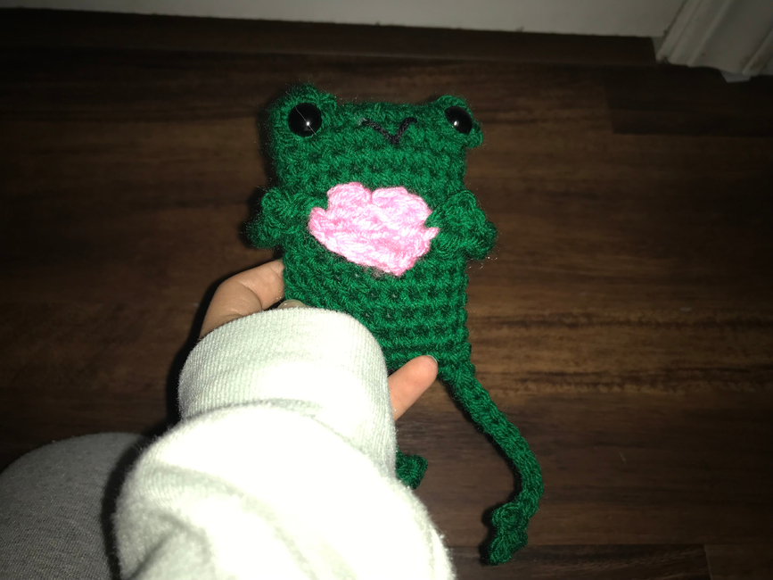 FREE Leggy Frog holding a heart: Crochet pattern | Ribblr