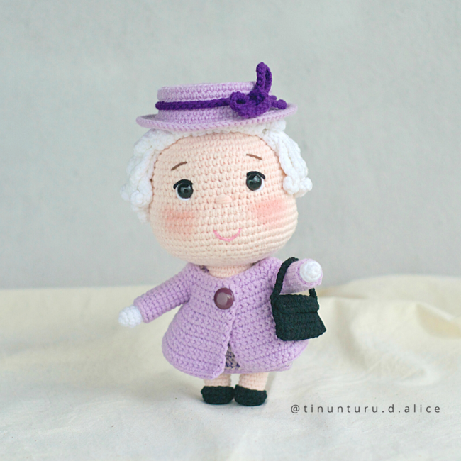 Chibi Queen Elizabeth II Crochet: Crochet pattern | Ribblr
