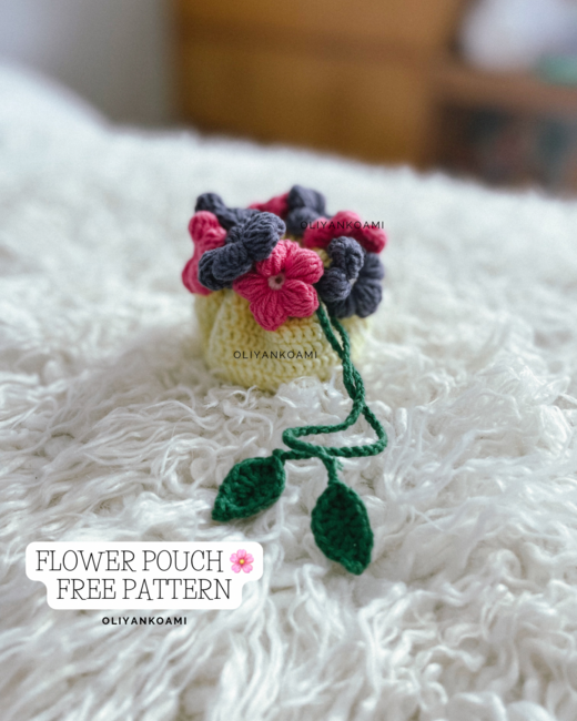 FREE Mini Flower Pouch: Crochet pattern | Ribblr