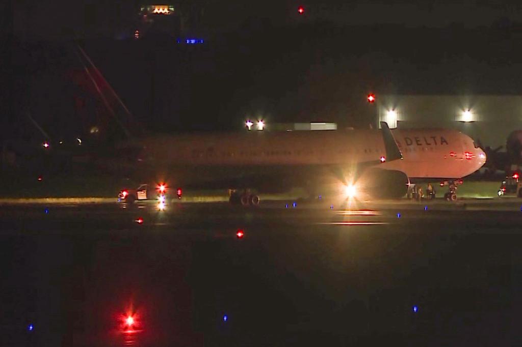 MxM News: Delta flight carrying Carolina Panthers runs off runway in ...