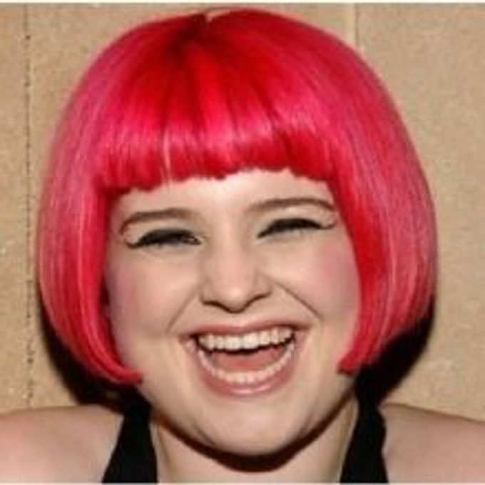 Color de cabello carmesí: tonos y recomendaciones para teñir.