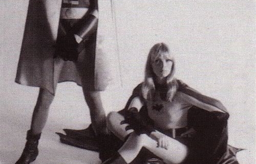 Nico y Andy Warhol como Batman y Robin - Sigue al Conejo Blanco