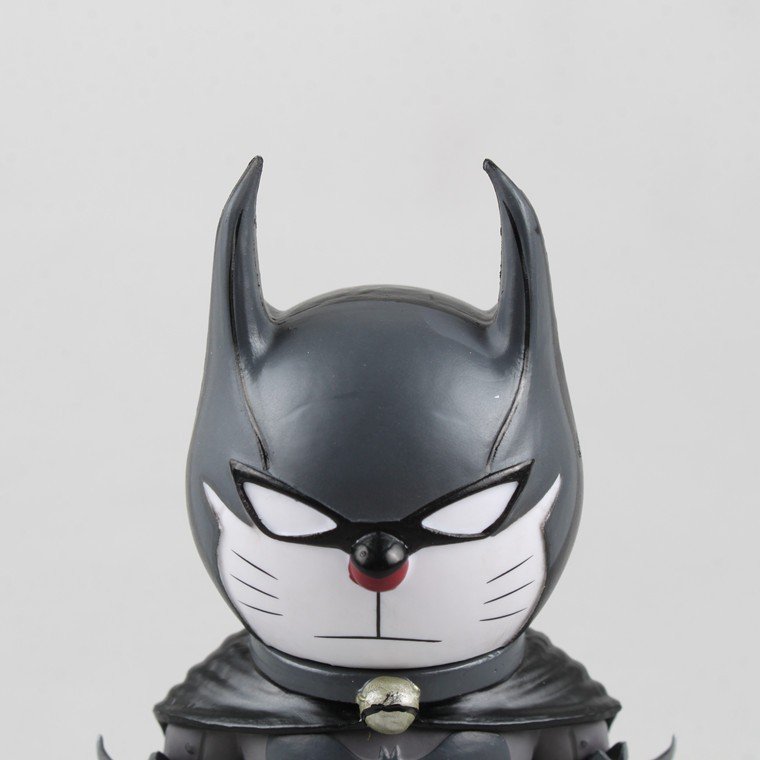 Figura Doraemon Batman - Sigue al Conejo Blanco