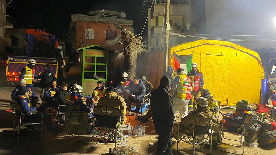 In Sub-Zero Turkey, Earthquake Survivors Burn Park Benches, Children's ...