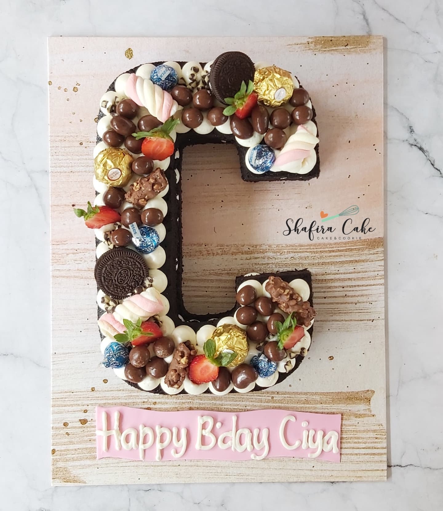 Monogram Cake Huruf C - Shafira Cake