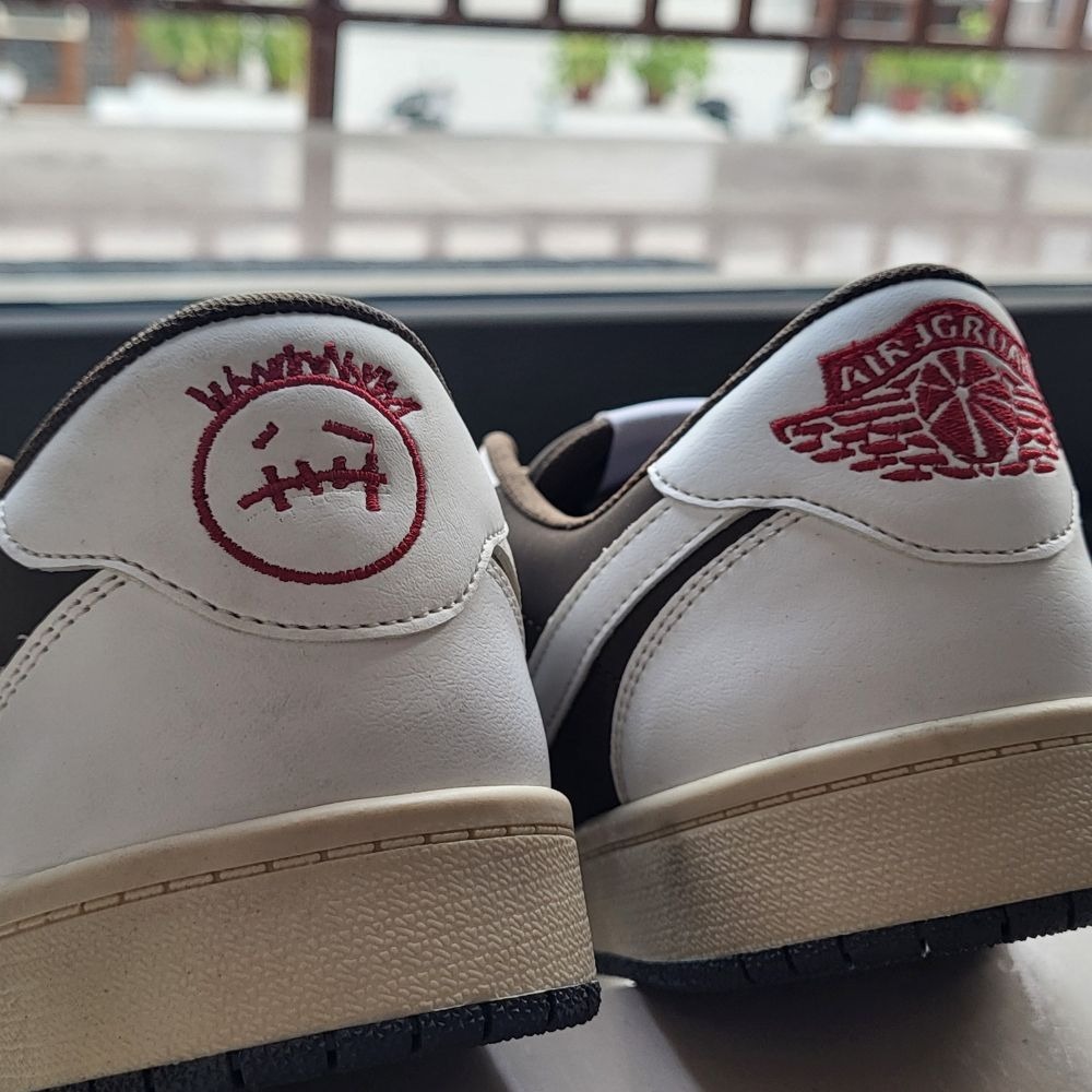 TRAVIS SCOTT REVERSE MOCHA TRAVIS SCOTT REVERSE MOCHA