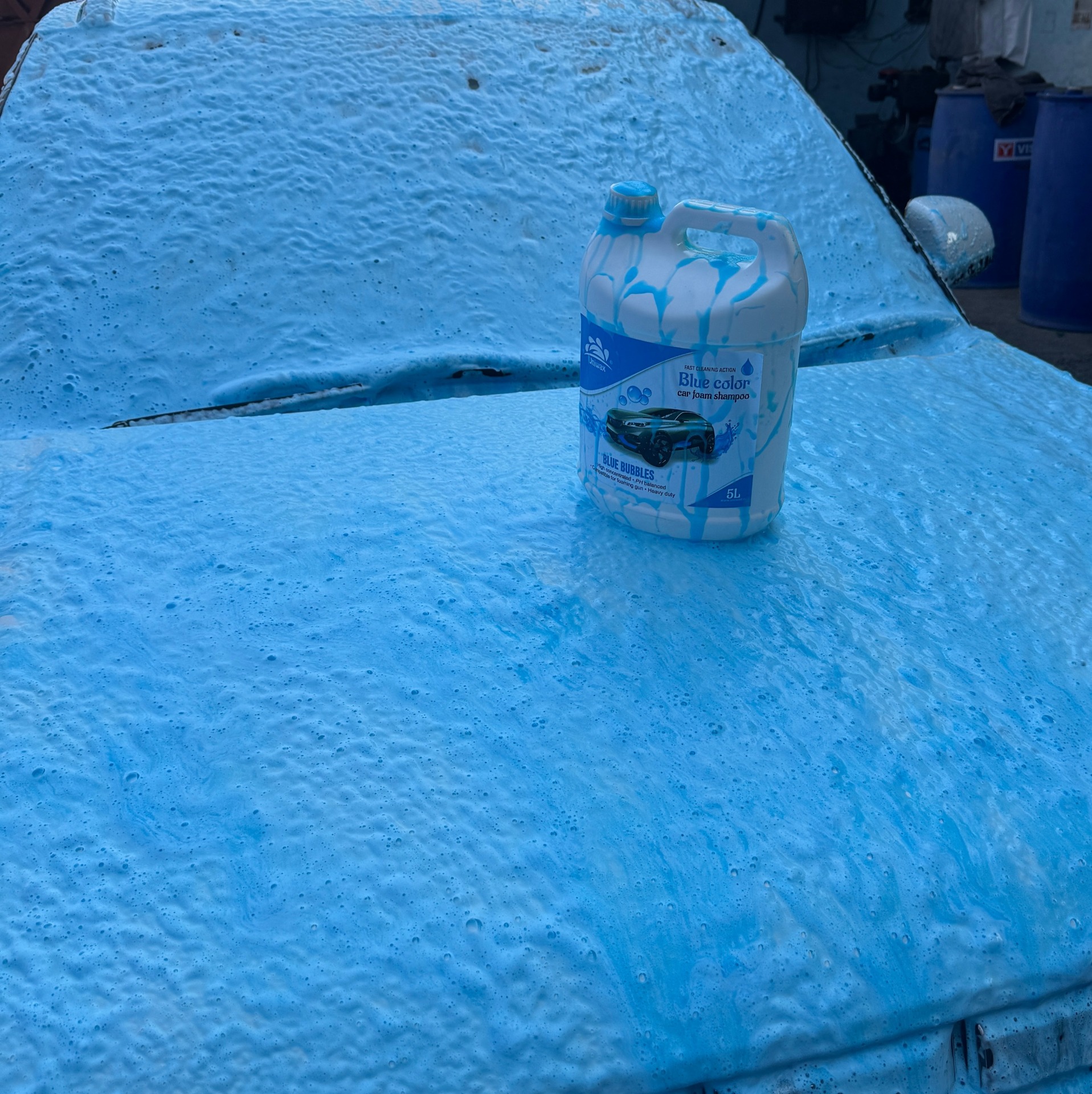 Uniwax Blue Foam Shampoo produces a thick, stable foam for superior ...