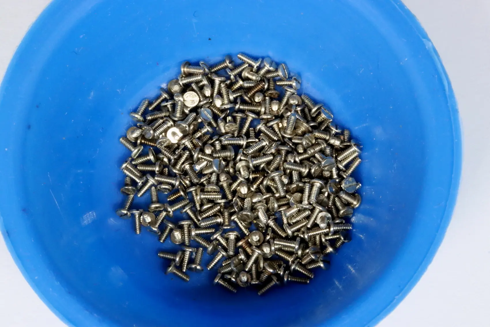 Lot of Seiko 7009 6309 used balance cock screws | Speedtimerkollektion