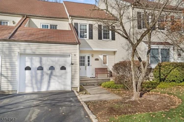 5 Galway Dr, Mendham, NJ 07945