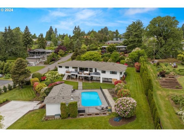 1255 Hoodview LN, Lake Oswego, OR 97034