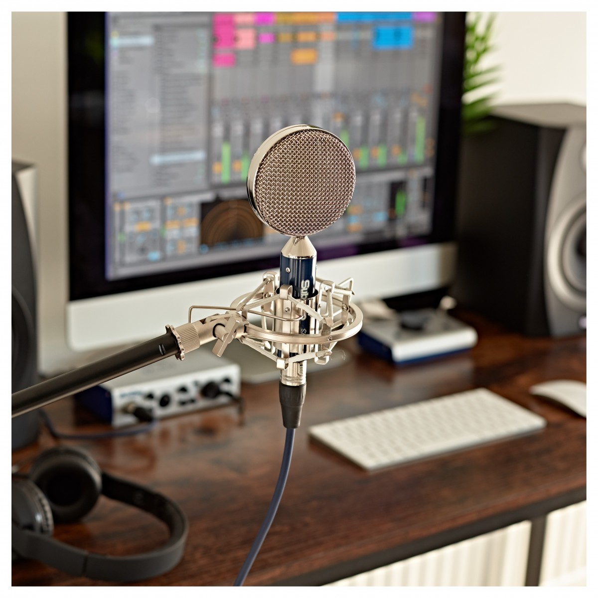 What Is A Ribbon Microphone? Benefits & Applications