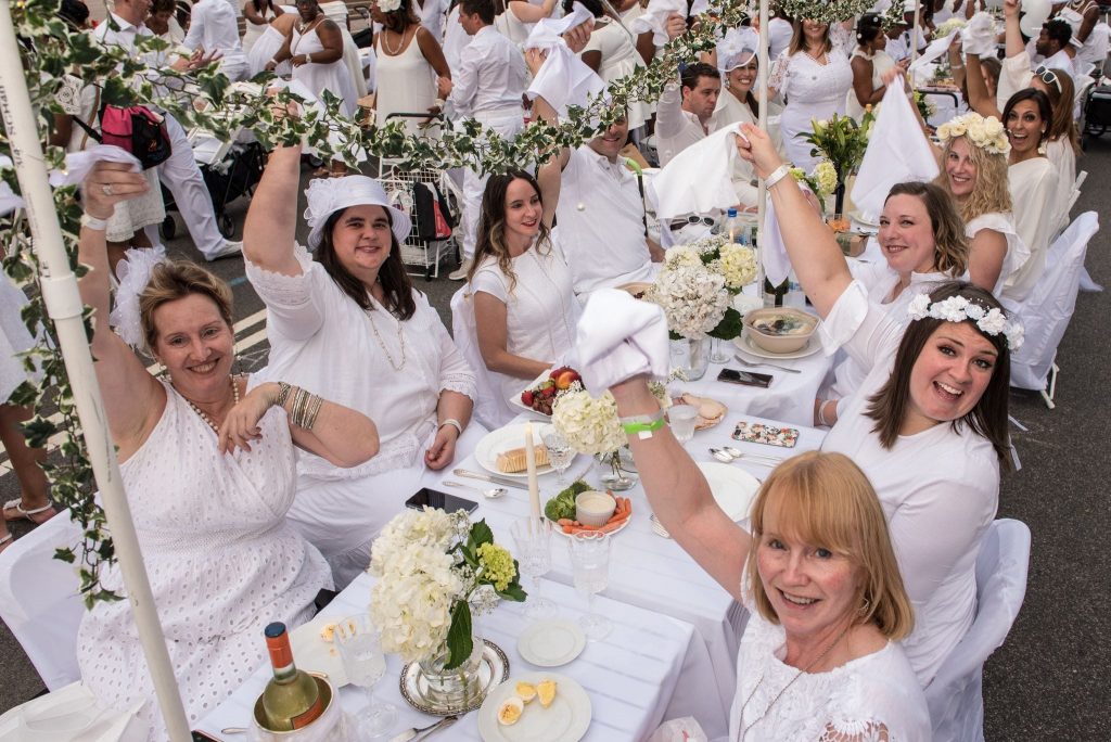 Le Diner en Blanc is back in all it's glory. Wave your napkin!