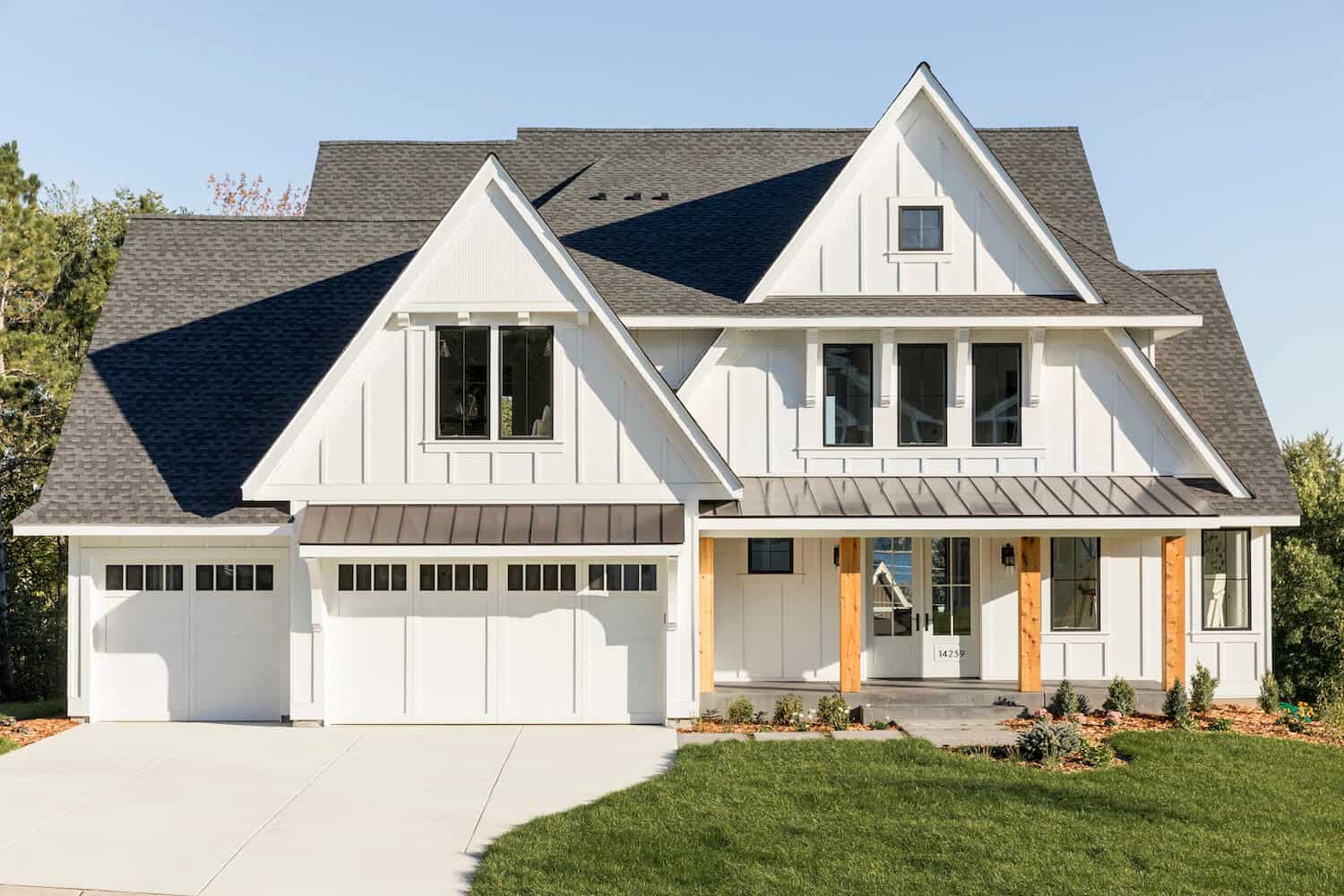 35 Beautiful Lake View Modern Farmhouse Designs by Sustainable 9