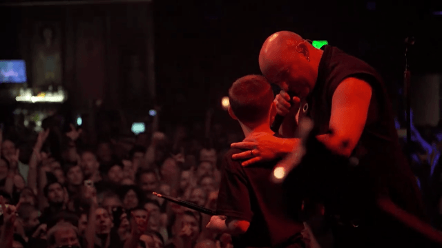DISTURBED alegra el cumpleaños de pequeño fan con un gran obsequio | El ...
