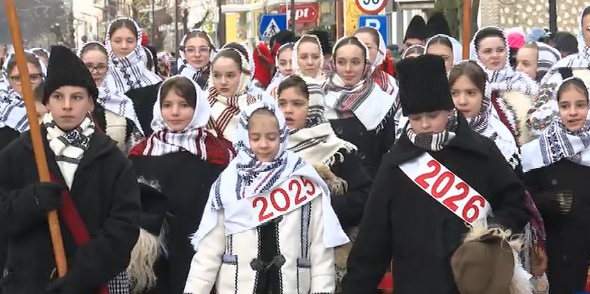 Festival Festiv de Tradiții și Folclor: Urși, Capre și Dansuri în Vatra ...