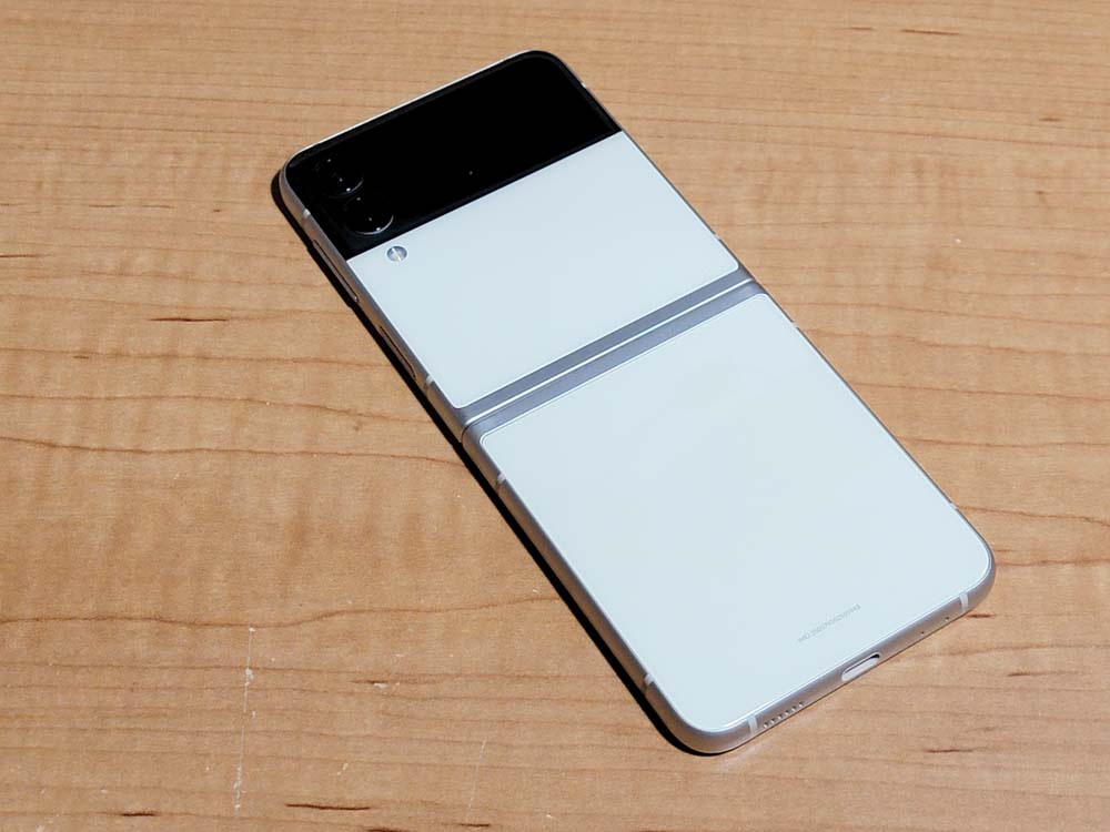 Samsung Galaxy Z Flip 3 is Basically a Galaxy S21 that Folds in Half ...