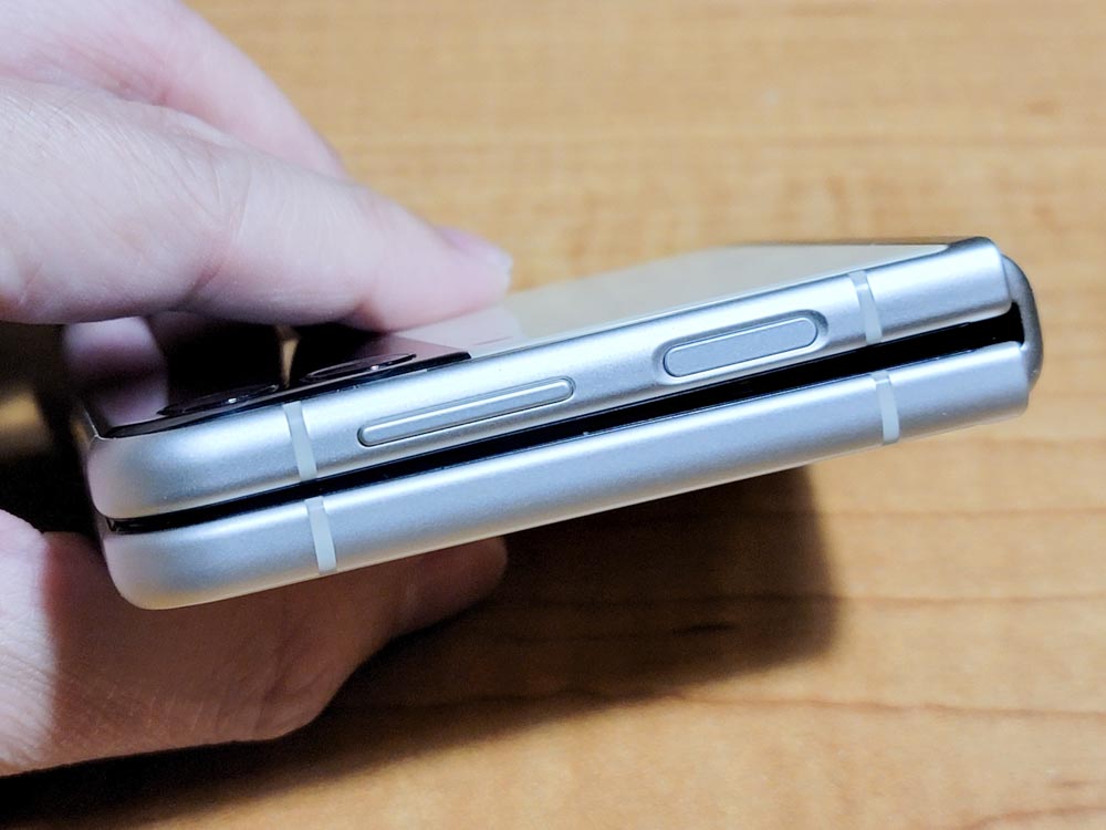 Samsung Galaxy Z Flip 3 is Basically a Galaxy S21 that Folds in Half ...