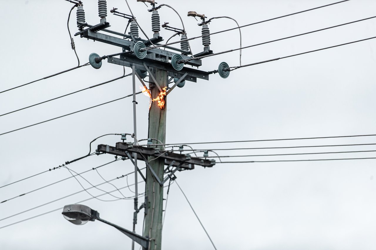 Power out for 2,000+ after pole fire in Blackmans Bay - Pulse Tasmania