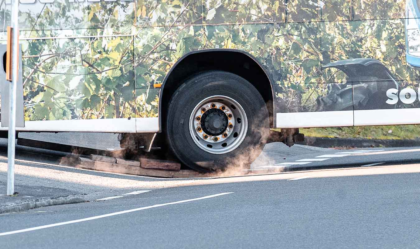 Stuck bus blocks after school traffic on Channel Highway - Pulse Tasmania