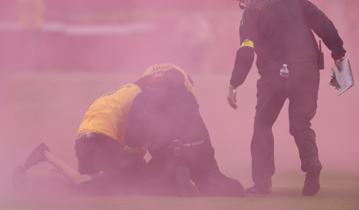 La impresionante tacleada del linebacker de los Rams contra un ...