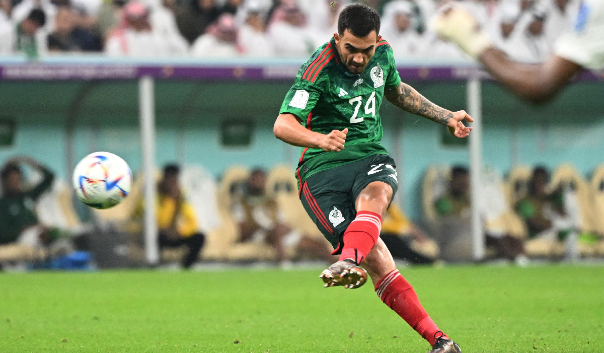 ¡Golazo de Luis Chávez! El volante definió un espectacular tiro libre ...