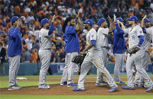 ¡Súper Reales! Los Royals vienen de atrás para empatar la serie ante ...