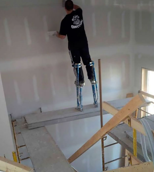 35 Pictures Of Men Doing The Most Dangerous Things - Small Joys