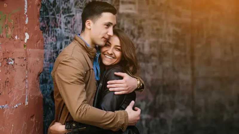 गले लगाकर पैसे कमा रहे इस देश के लोग, जानें क्या है Man Mum Trend? 5 ...