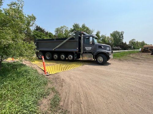 タイヤ泥落としフォッズ｜【導入事例】太陽光発電所「Sherco Solar III」の建設プロジェクトでFODSマットを導入し、環境配慮と ...