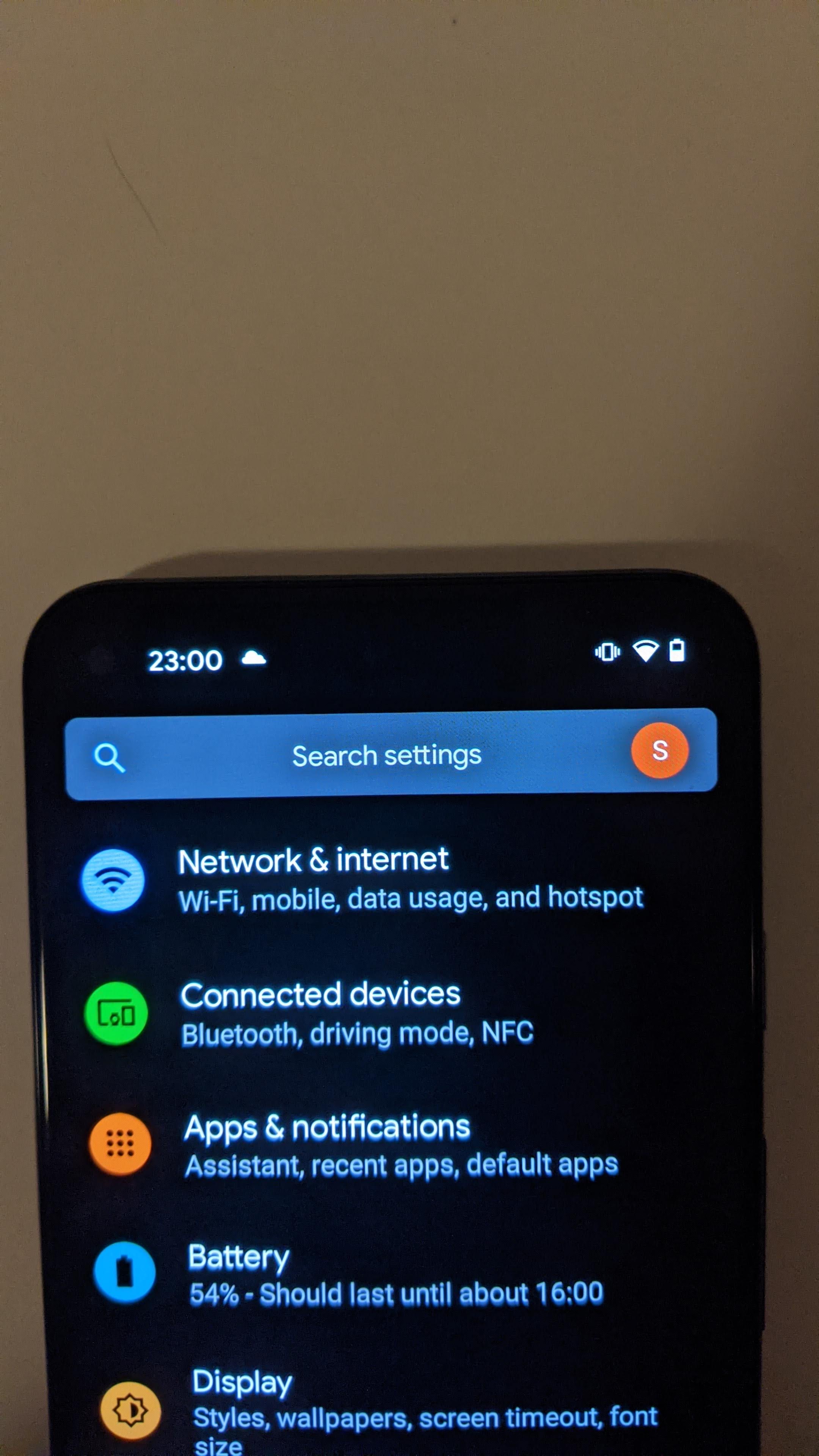 Pixel 5 - strange lighting behavior from top in status bar area ...