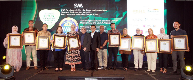 Kemal E. Gani, Group Chief Editor SWA Media Group (keenam dari kanan ... Kemal E. Gani, Group Chief Editor SWA Media Group (keenam dari kanan ...