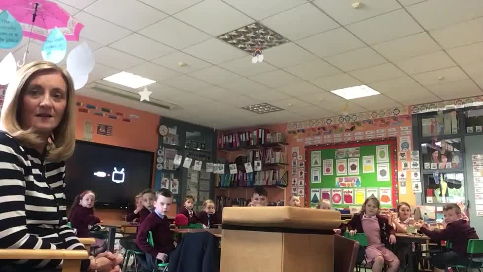 Mrs Spence’s class have a look in the box 📦