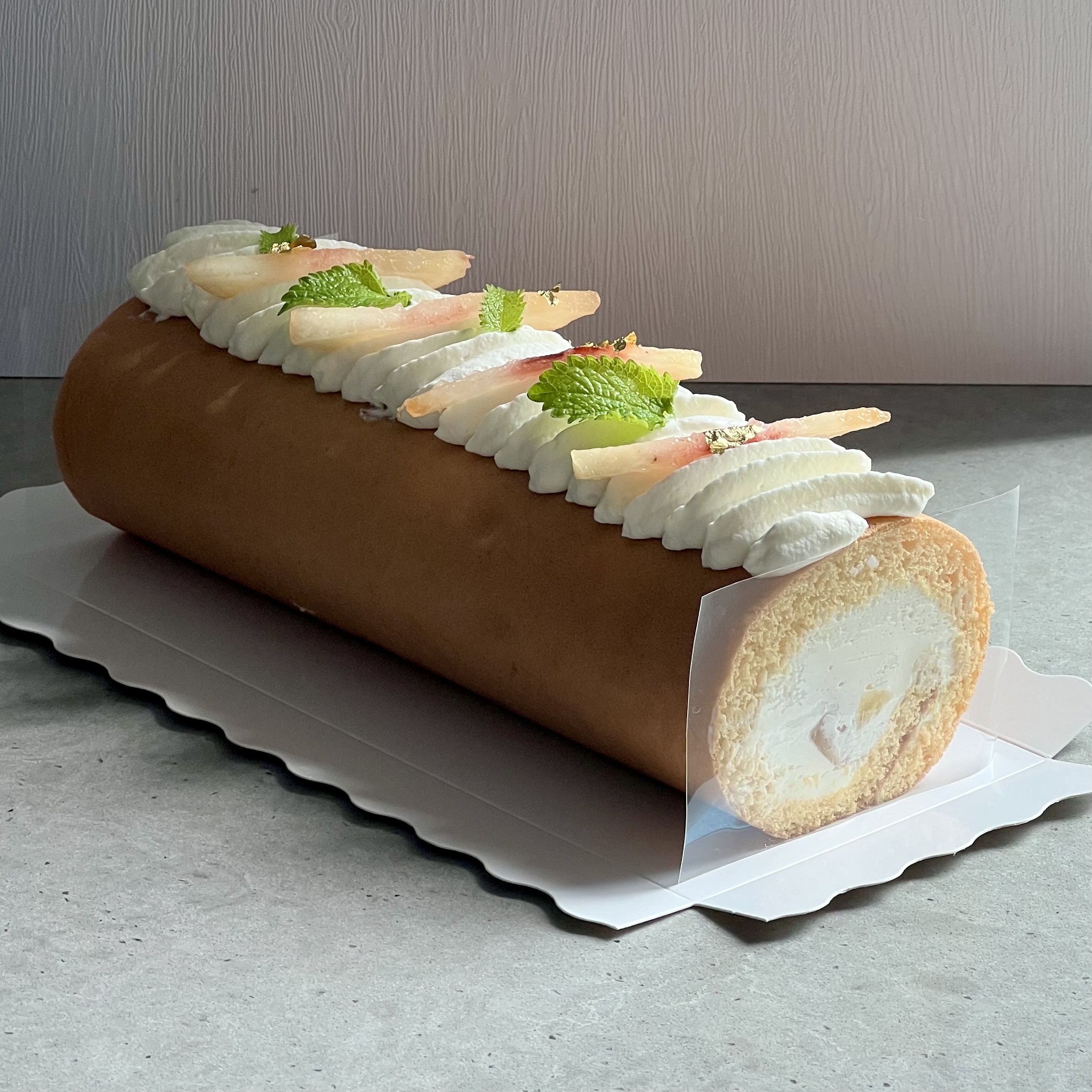 Original roll cake topped with seasonal fruit | 原味牛乳卷蛋+時令水果 - Round ...