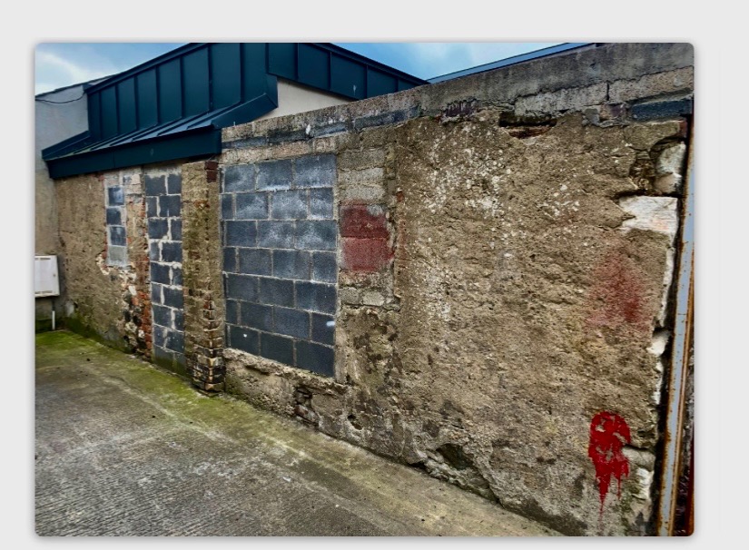 Plaster one side of garden wall. - €750