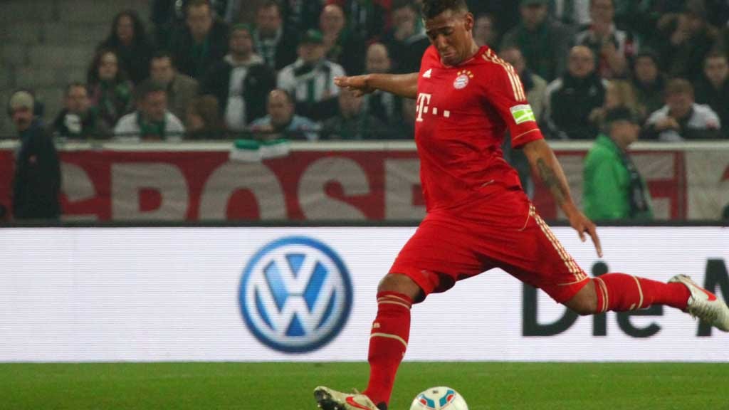 Tactical Play: 4-4-2 In possession in the defensive third. Overlapping ...