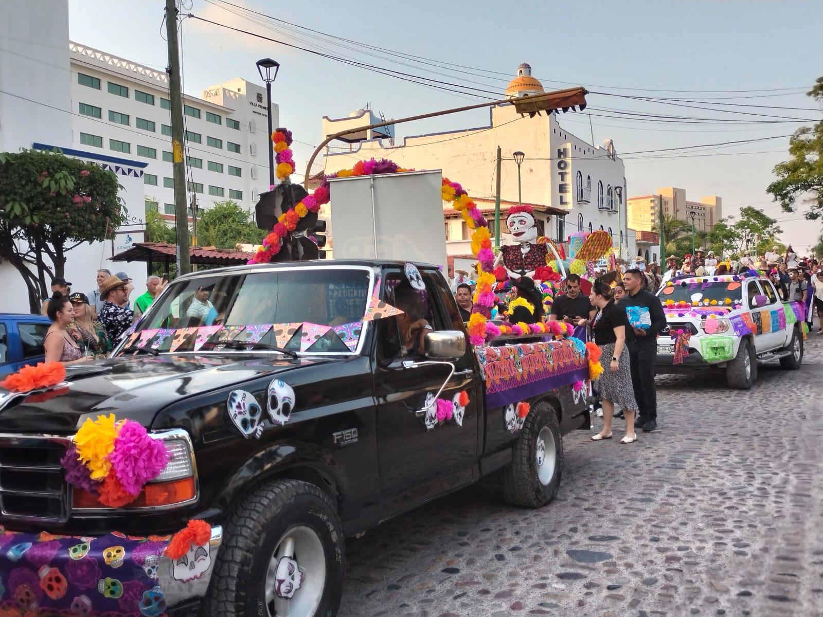 Vallarta celebra a la muerte con un exitoso desfile