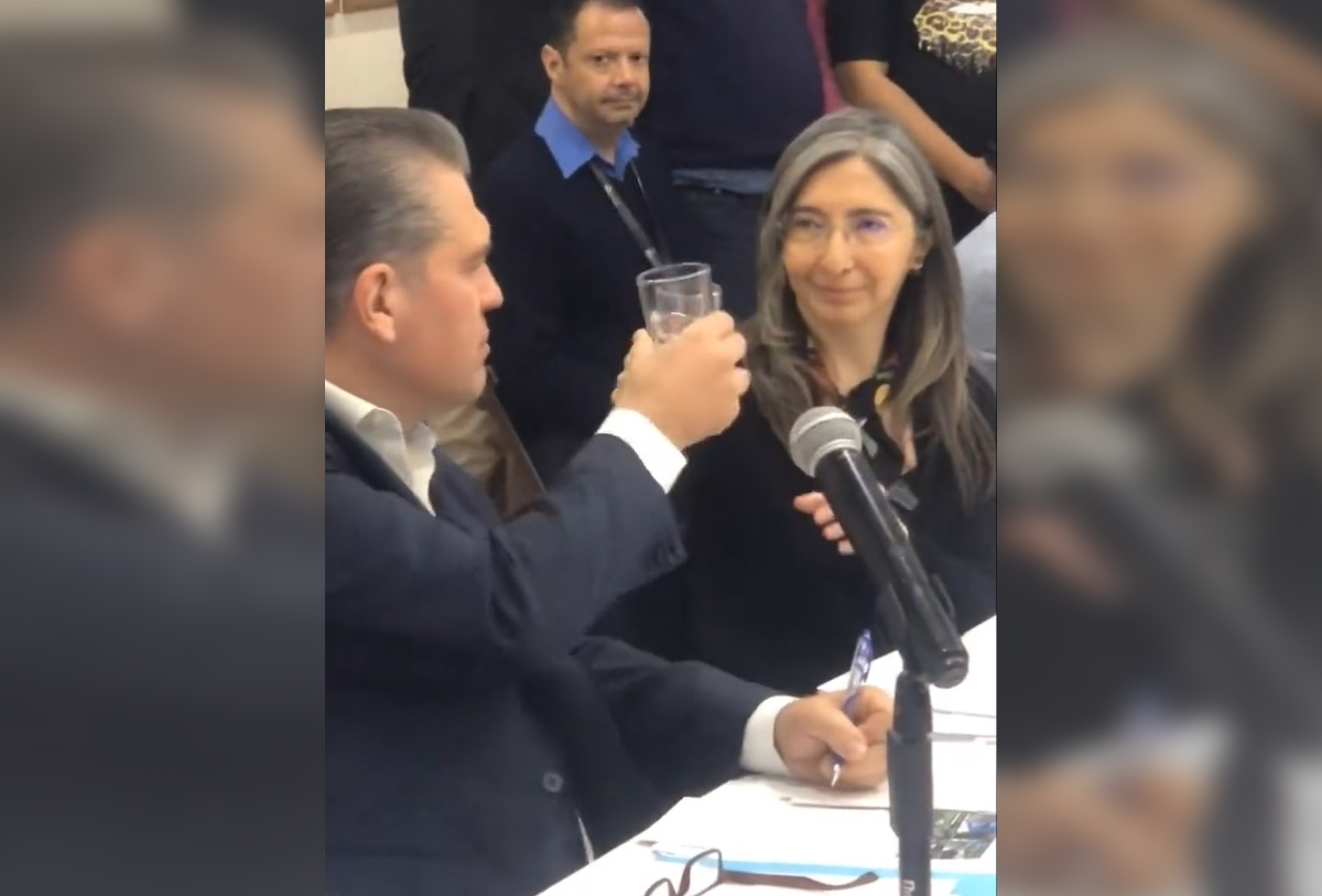 Diputada reta a titular del SIAPA a tomar agua de la llave