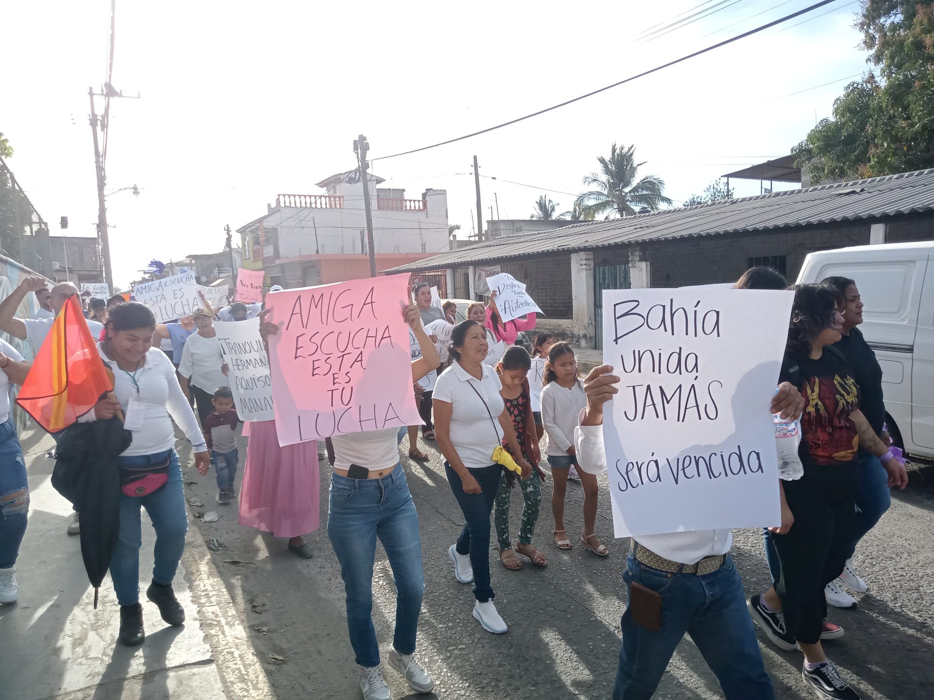 Se manifiestan 300 personas para defender a Mirtha Villalvazo Se manifiestan 300 personas para defender a Mirtha Villalvazo